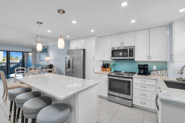 Renovated 2 Story 2 Bed 2 Bath Cabana Unit W/ On-site Dolphin Tiki - Marco Island, FL