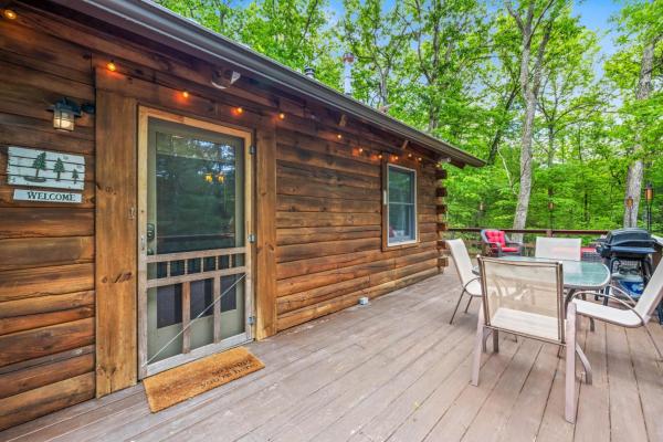Mallard Creek Cabin - Firepit - Kitchenette - Large Deck - Gas Grill - Berkeley Springs, WV