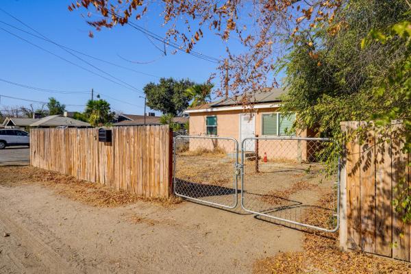 Bakersfield Home W/ Workspace, Near Hospitals - Mechanics Bank Arena, Theater and Convention Center