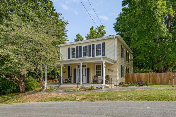 Beautiful 1880-built Home: Sauna, Fire Pit & Yard - 브로드웨이