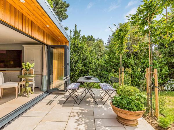 Charming Bosham Garden Lodge - Pass The Keys - Chichester