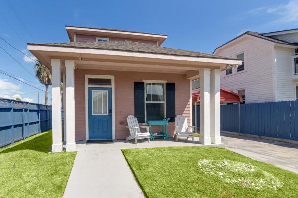 Walk To Beach: Family Home W/ Patio In Galveston - Beach Access, Galveston