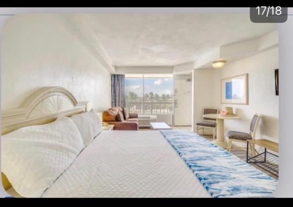 Beachfront Condo Daytona Oceanfront Pool & Hot Tub - Daytona Beach, FL