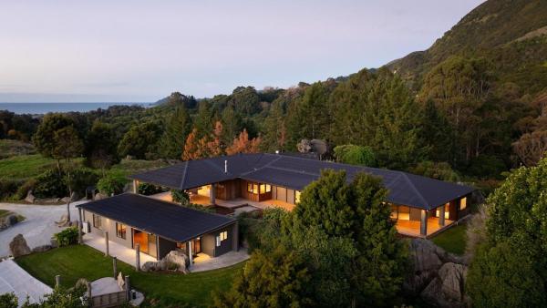 The Distiller's Retreat - Tākaka