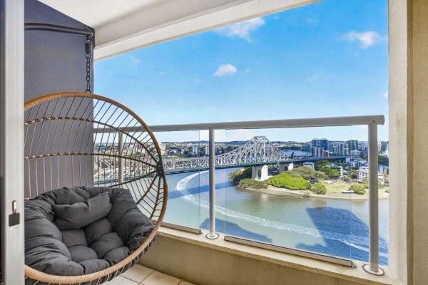 Wake To The River 3 Bedroom Riverside Apartment With Pool Gym And Parking - Brisbane