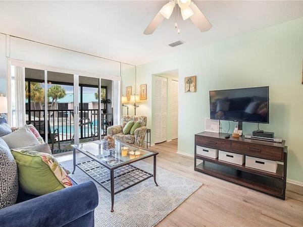 1 Bed1bath, Pool View Condo, Walk To #1 Siesta Beach - Siesta Key, FL