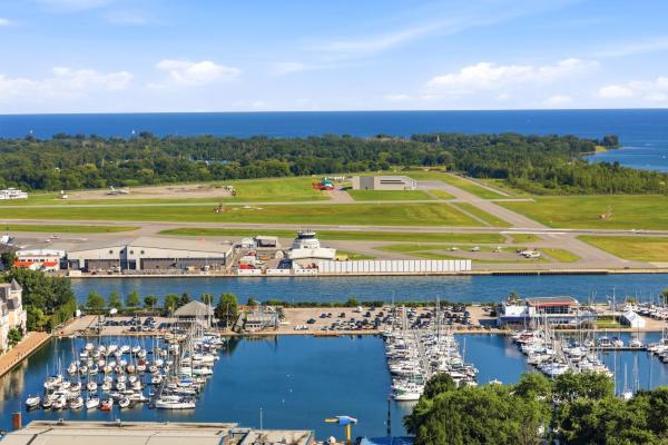 Toronto Waterfront 2br 2ba Penthouse - Lake Views, Free Parking & Plane Watching - Toronto