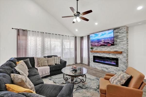 Cozy Home, Pool Access Between Sea-word & Sixflags - Helotes, TX