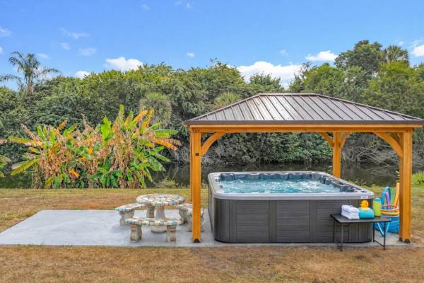 Canalfront Home Hot Tub Bbq 5br 3ba Sleeps 14 - Punta Gorda, FL