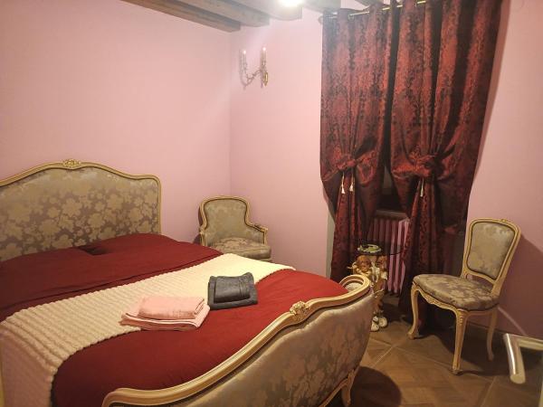 Bedroom, Bathroom And Enclosed Courtyard - Arpajon