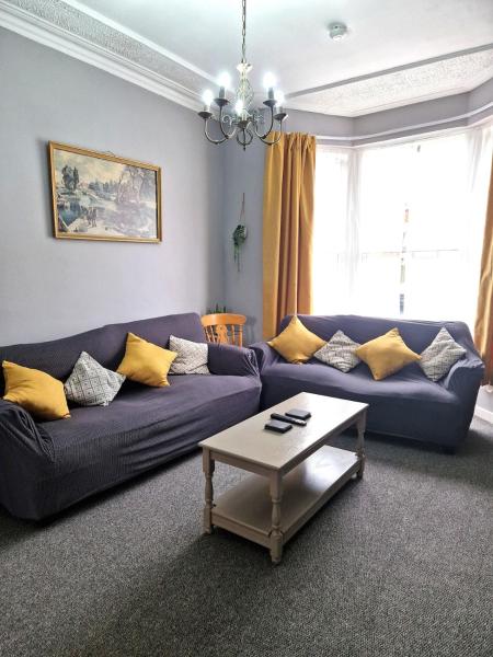 4 Bedroom House - Free Parking - Self Check In- Sleeps Up To 8 Guests - Ormskirk