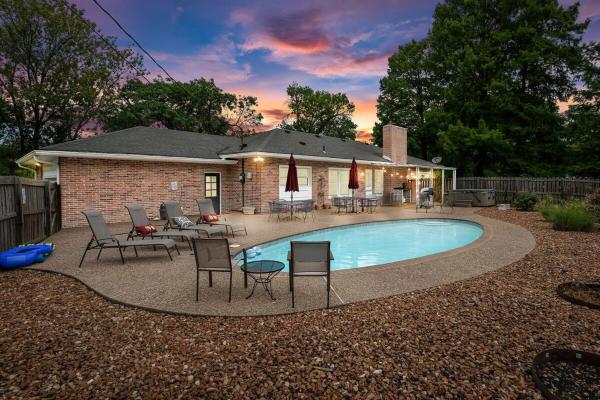 Blair's Pool House - Creve Coeur Hot Tub Game Room - Kirkwood, MO