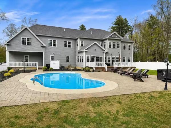 10 Beds Saratoga Luxury Retreat, In-ground Heated Pool, Gourmet Kitchen, Private Office - Greenwich, NY