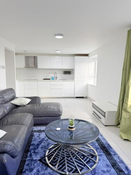 M C R Skyline View 2-br Apartment W Free Parking - Oldham