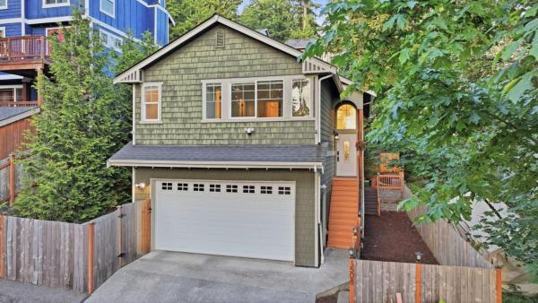 Peek-a-boo Lakemountain 4br Officegym Turf - Issaquah, WA