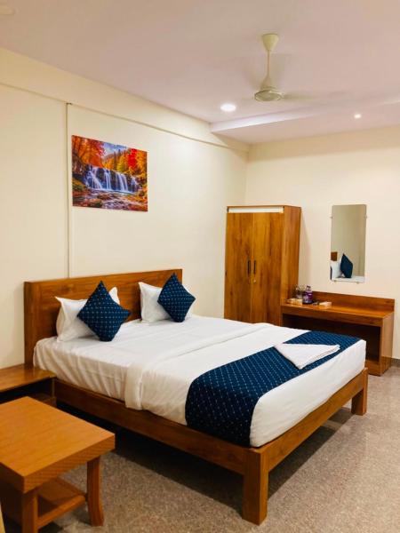Golden Iris Inn - Vijayapura