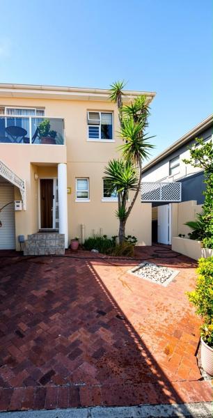 The Queen Beachhouse - Cape Town
