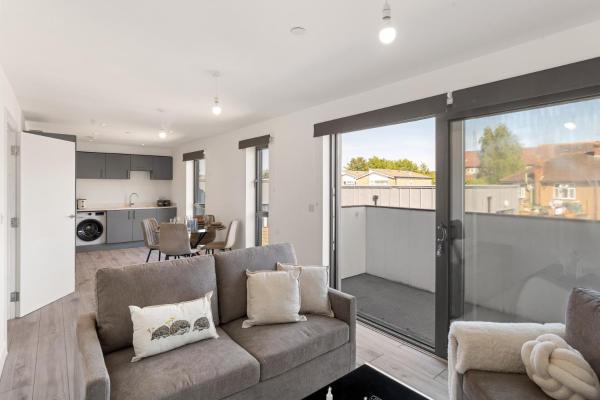 Stylish & Spacious 2br Stay - Balcony & Ensuite - Watford