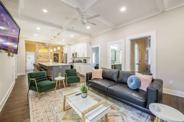 Boho Home With Driveway And Lots Of Onsuite Baths! - Atlanta, GA