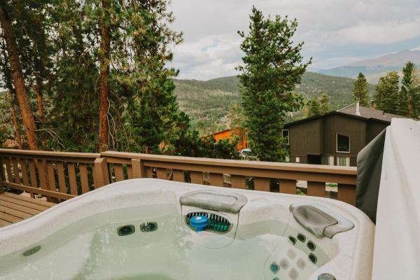 Breck Chalet On Peak 7 With Hot Tub, Mountain Views, Pet Friendly, 7-mins From Breckenridge Ski Resort - Breckenridge, CO