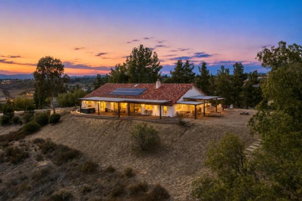 Winery Getaway With Spa And Amazing Hilltop View - Temecula, CA