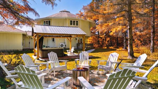 The Goat And Cherry- Cozy Retreat, Hot Tub, Fire Pit, Arcade Fun & Dogs! - Wisconsin