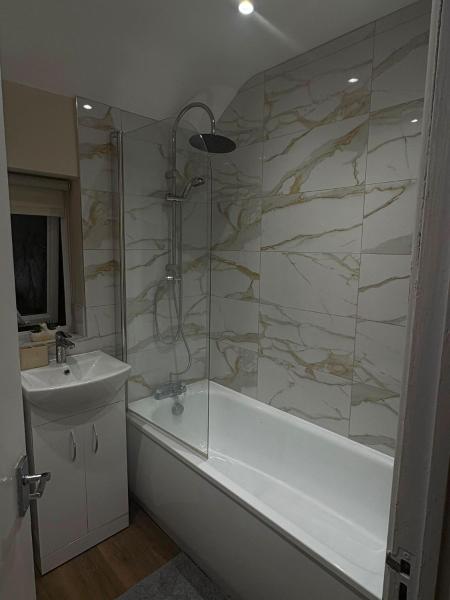 Modern 3 Bed House With Conservatory & Garden - Milton Keynes