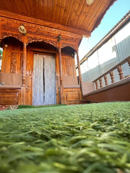 Mossess The Floating Resort - Srinagar
