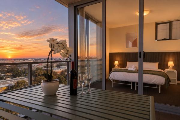 Free Parking Near Sydney Airport With Balcony - Rosebery