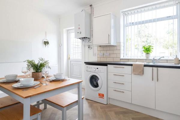 Convenient 3 Bedroom House W Garden In St Helens - Warrington