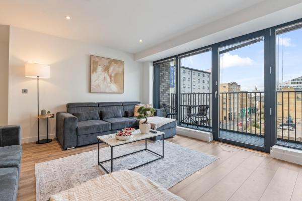 Luxe Central Slough 2br Apt - Balcony - Sleeps 8 - Windsor
