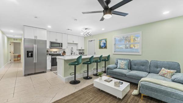 The Shark Tank Margaritaville Steps To Beach Shops Downtown Cocoa Beach - ココアビーチ, FL