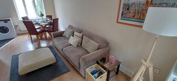 Stylish 3 Bed Flat With Private Balcony - Bristol