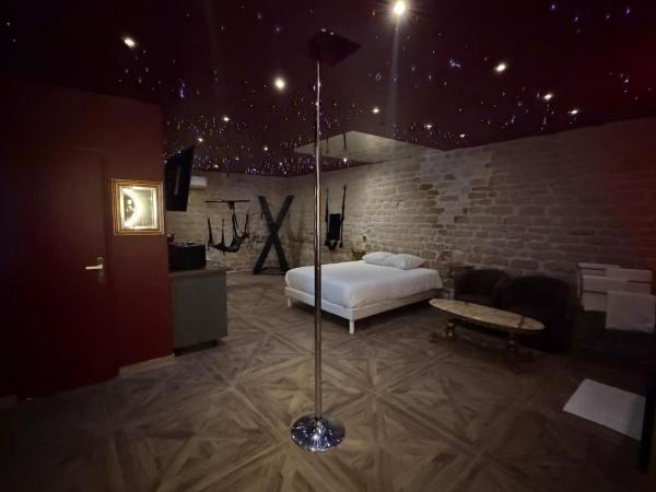 Suite Interdite Avec Jacuzzi Et Salle De Jeux Sensuelle - Chantilly