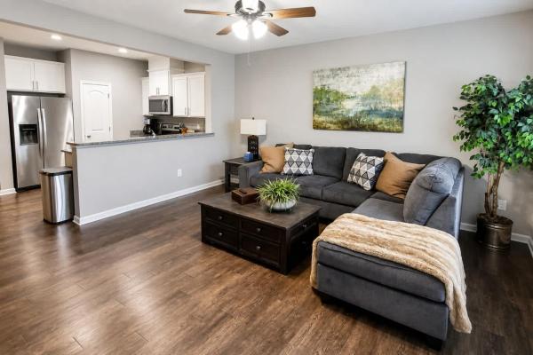 Mackintosh Townhome Retreat - 4 Bedroom 3 Bath - Elon University, Elon