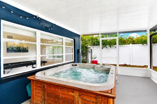 Valle House - Hot Tub & Game Room 4br3ba Sleeps 10 Near Busch Gardens - Tampa, FL