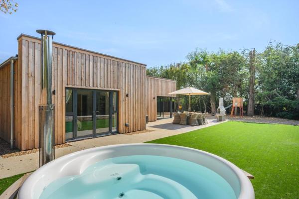 4 Bed In Acton Oc-k40259 - Stanstead