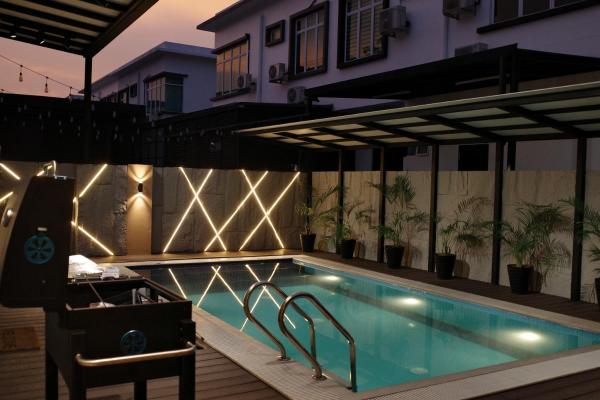 Private Pool Villa, 4br Sleeps 18, Near Bpmall - Batu Pahat