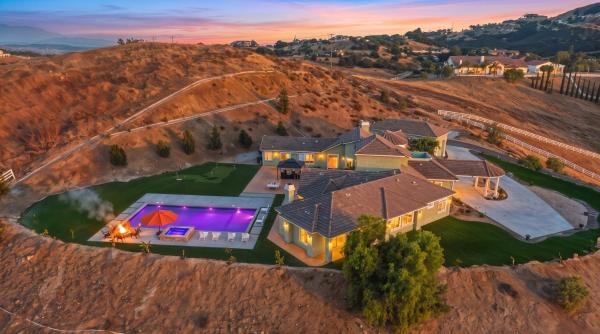Murrieta Manor - Temecula 6-acre Estate, 50ft Pool, Spa, Theater & Mini Golf - Temecula, CA