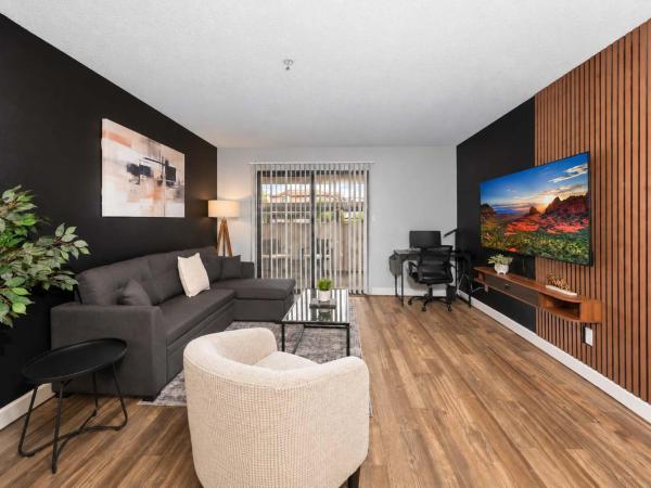 Tempe Retreat Near Asu - 2br Pool & Gym - Tempe, AZ