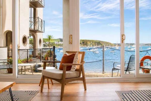 Spectacular Modern Waterfront Flat With Parking - Penryn