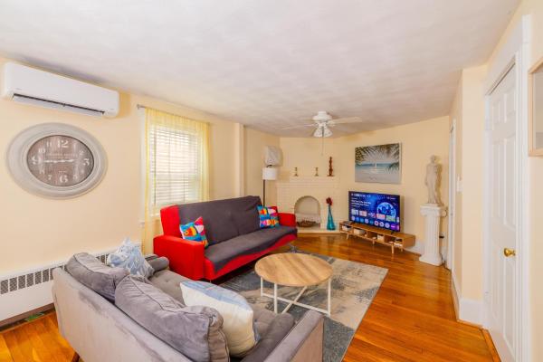 Stylish Sunny Coastal 3br Walk To The Beach Minutes To Boston & Airport Wifi Ac Full Kitchen - Lynn, MA