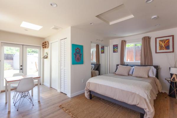 Private Casita In Lake Balboa With Gate And Backyard - Calabasas, CA