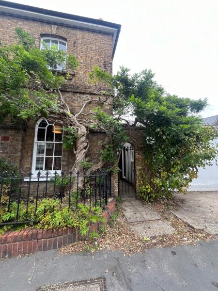 Tiny House - Sutton Court