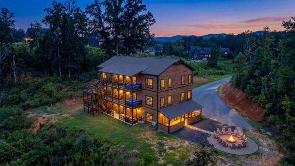 The Grand Smokies Lodge 12 Bedroom Lodge Pool Game Rooms 2 Hot Tubs - Douglas Lake, TN