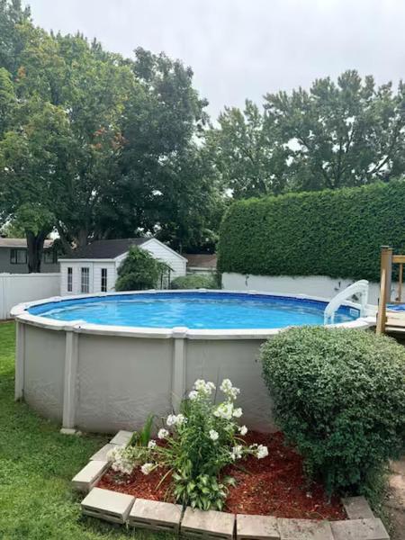 Pool House In Châteauguay - Dorval