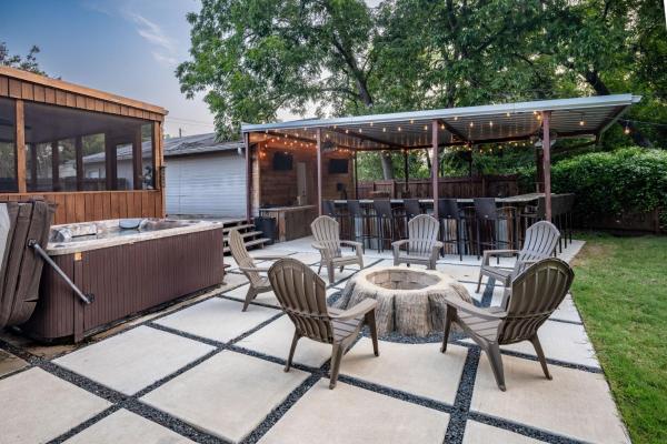 Hot Tub + Outdoor Kitchen: Stylish Home In Bryan - Bryan, TX