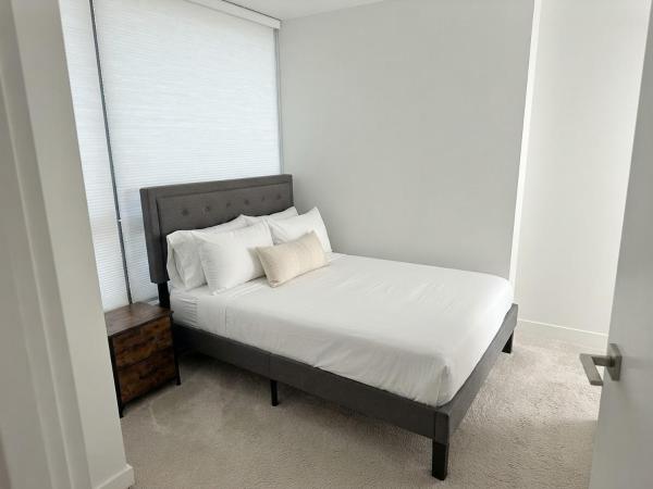 Master Bedroom Available In A Shared Apartment - Surrey