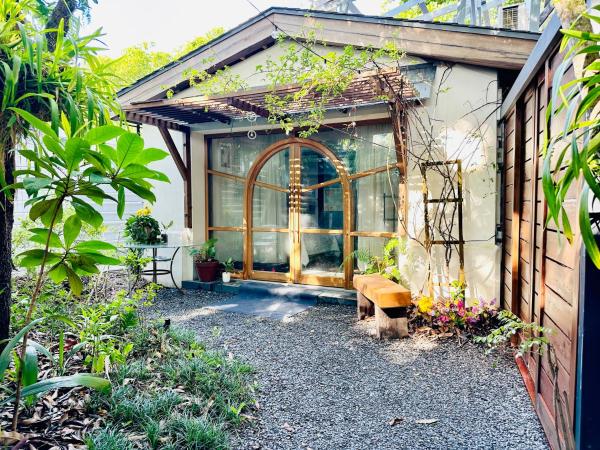 Sunlit Guesthouse Garden - Miami, FL