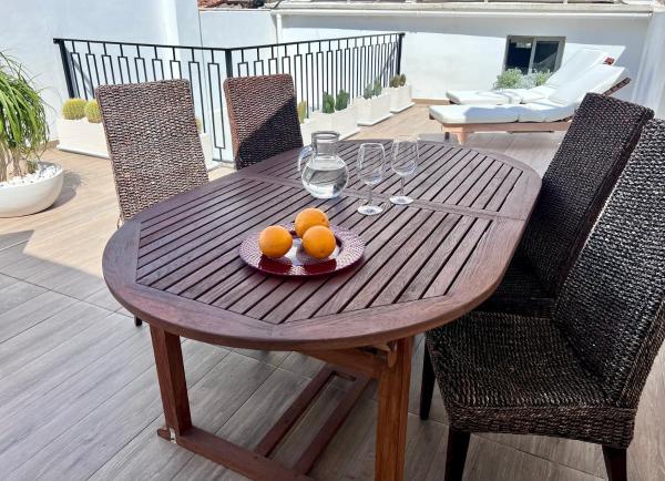 Charming 4br Townhouse In Historic Ondara - Madrid